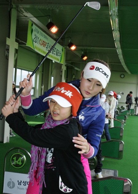 ‘KLPGA투어 여왕’김하늘,유소년 골프크리닉 가져
