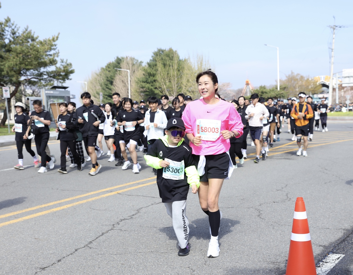 현영, ‘2025 DMZ 평화마라톤’ 아들과 깜짝 참여…“평화 기원 함께 달려요” | 스포츠 월드