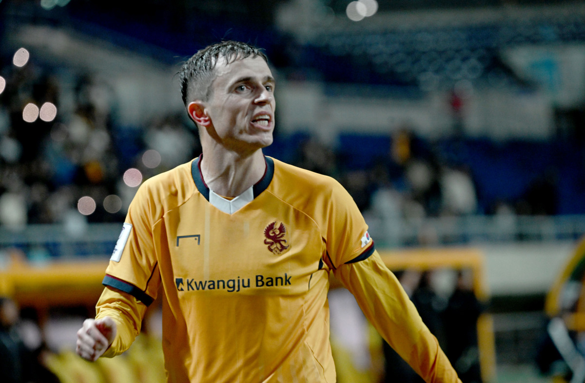 ‘뜨거운 감자’ 광주FC, FIFA 징계 종료···‘무자격 선수’ 출전 논란은 여전, KFA “FIFA 답변 기다려” | 스포츠 월드