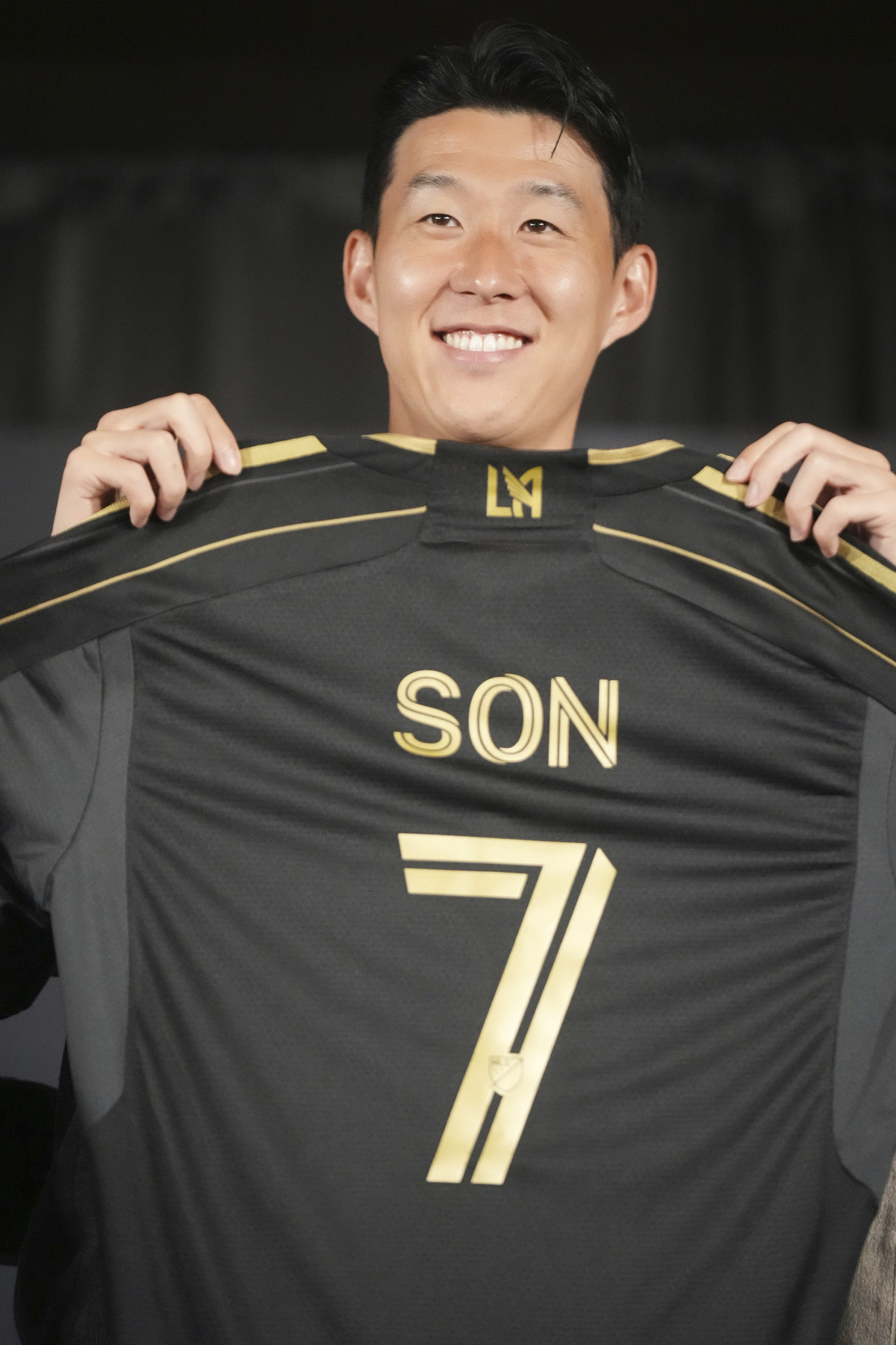 ‘역시 SON!’ LAFC 손흥민, 美 무대 데뷔전서 교체→PK골 유도···LAFC, 시카고전 2-2 | 스포츠 월드